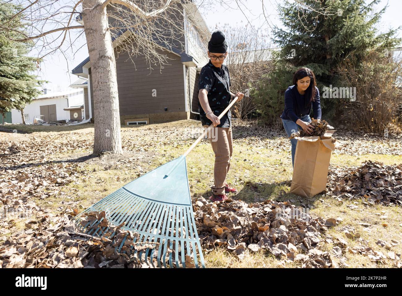 Raking leaves family hi-res stock photography and images - Alamy