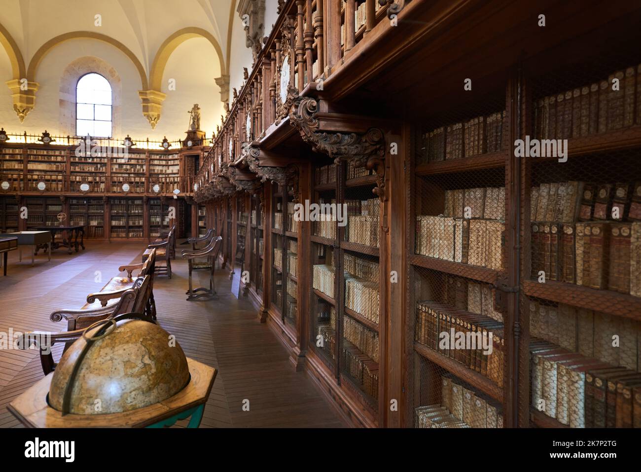 Traditional university library hi-res stock photography and images - Alamy