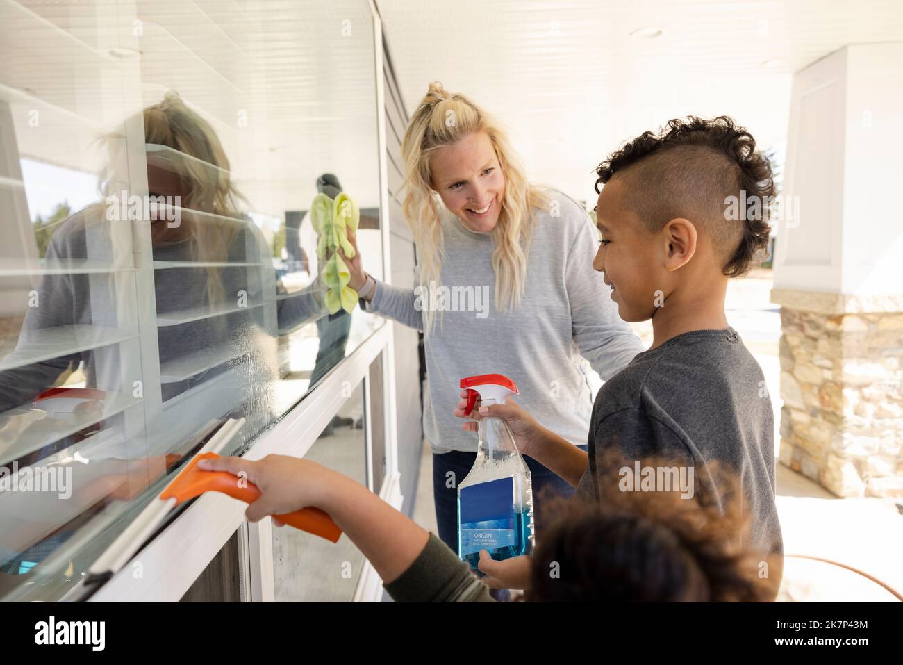 Family on front porch candid hi-res stock photography and images - Alamy
