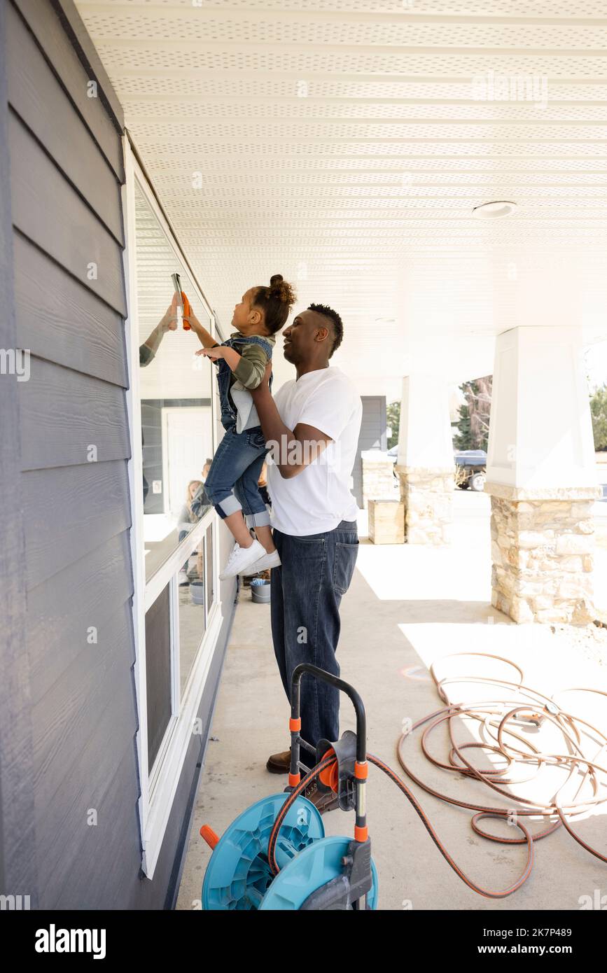 Family on front porch candid hi-res stock photography and images - Alamy