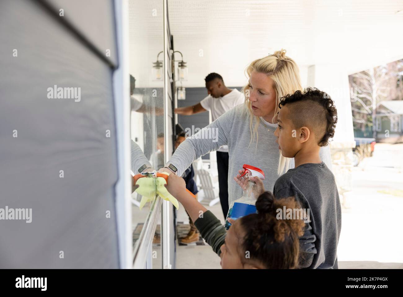 Family on front porch candid hi-res stock photography and images - Alamy