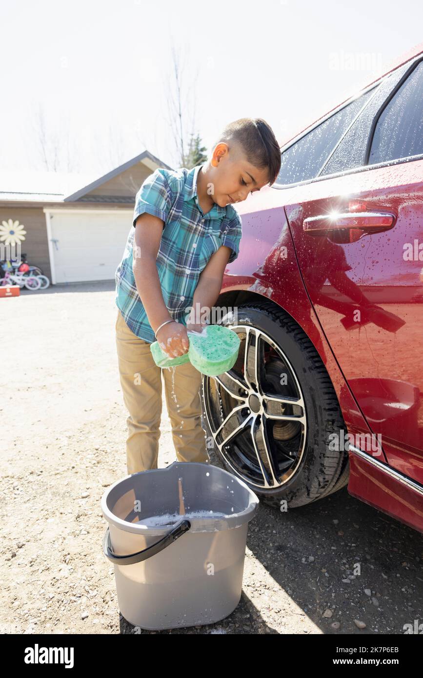 Squeezing wet sponge hi-res stock photography and images - Alamy