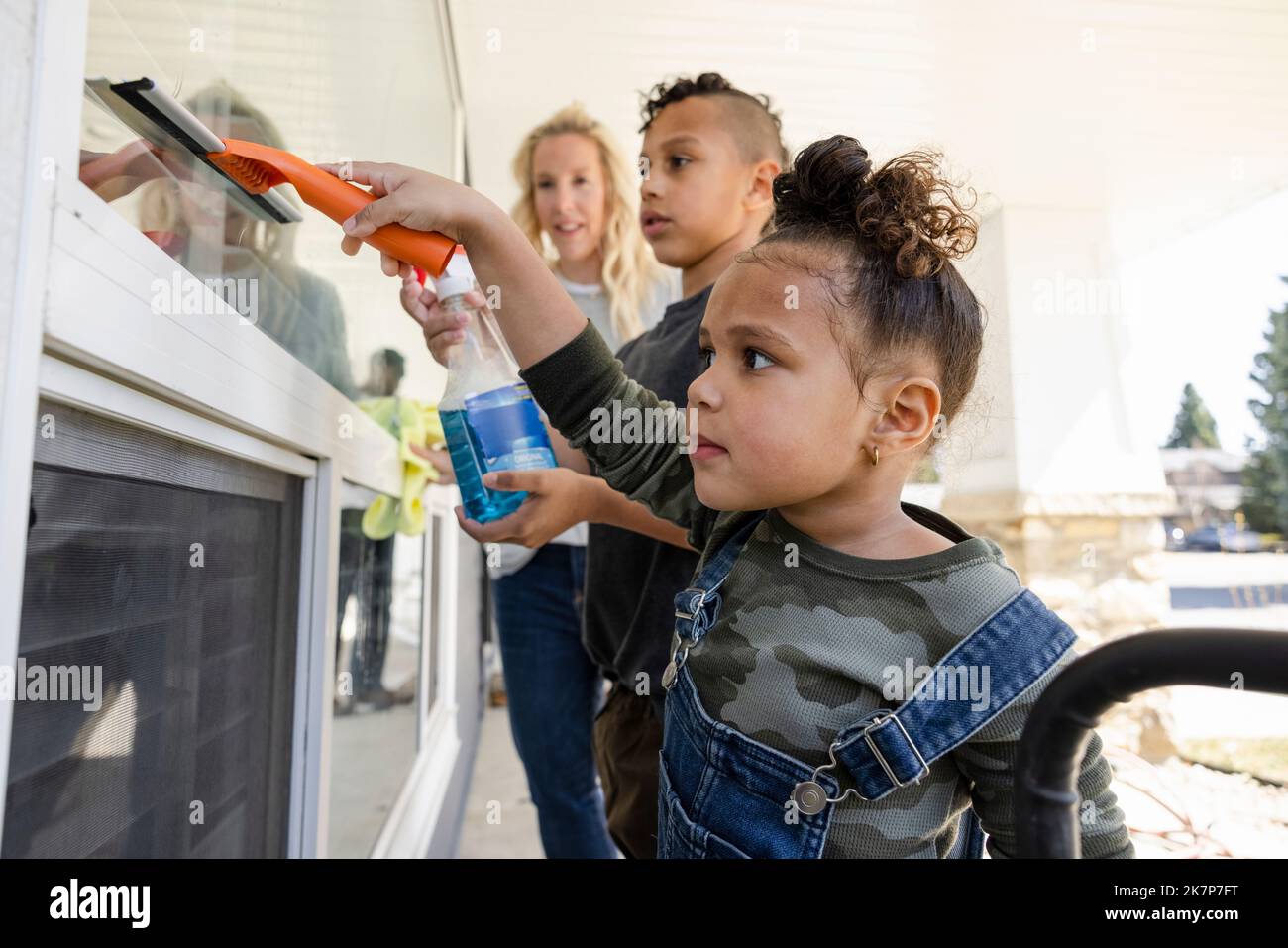 Family on front porch candid hi-res stock photography and images - Alamy