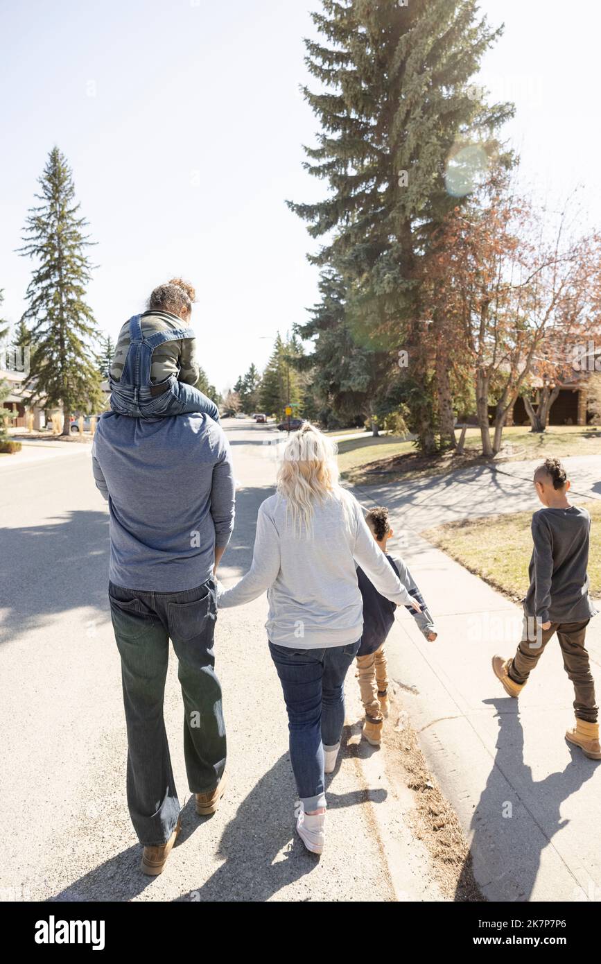 Mother father 3 children rear view hi-res stock photography and images ...