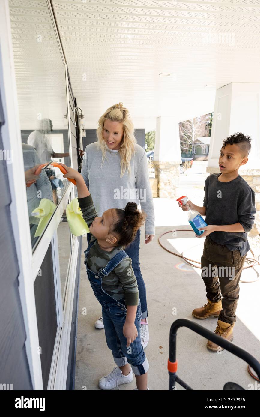 Family on front porch candid hi-res stock photography and images - Alamy