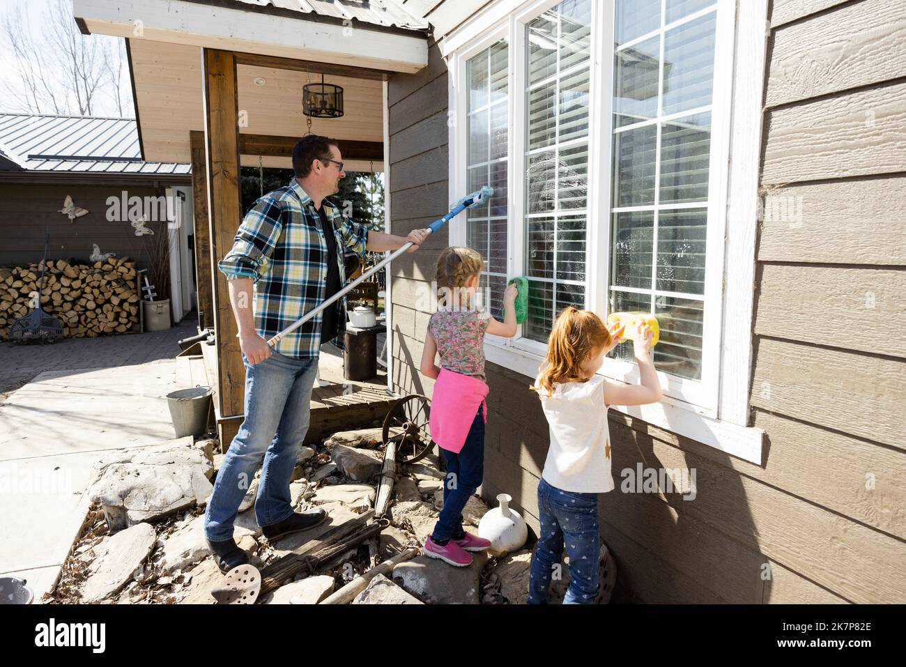 Cleaning windows home hi-res stock photography and images - Alamy