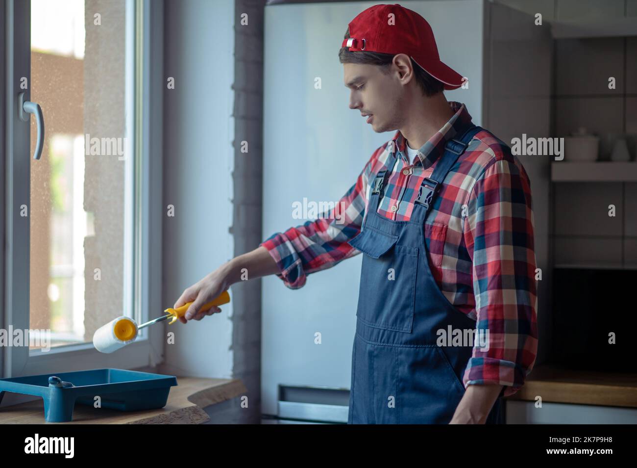 Skilled painter getting ready for painting work Stock Photo - Alamy