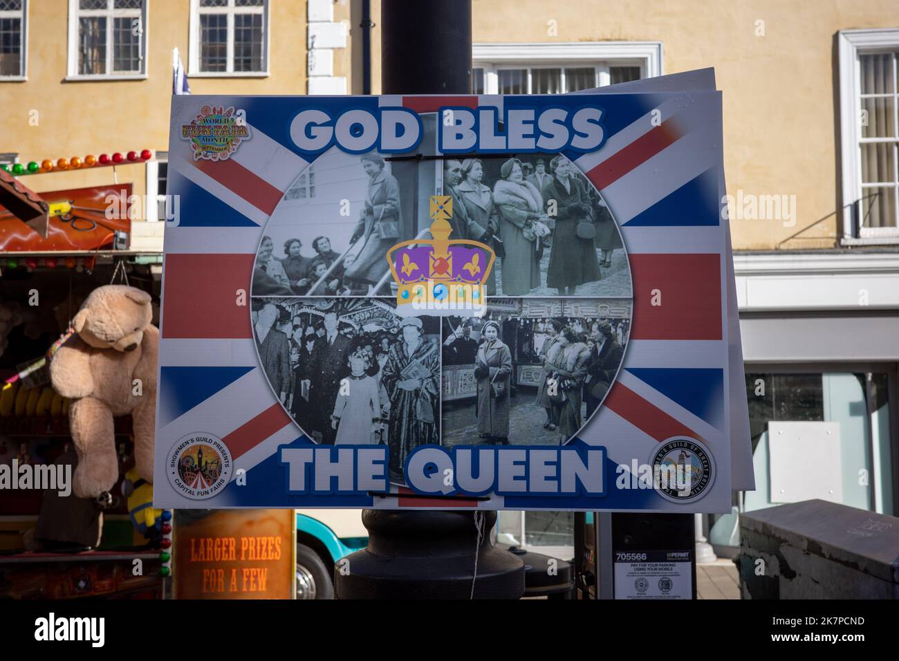 God bless the queen sign in Cirencester high street (Oct22 Stock Photo ...
