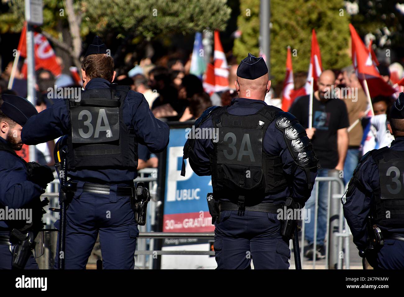 Police on guard during the demonstration. At the call of several unions ...