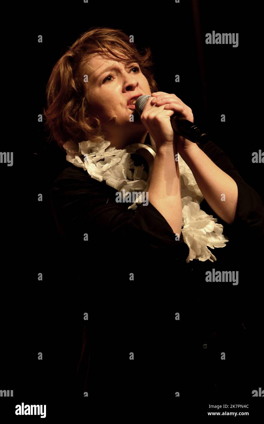 Béatrice Facquer. Humoriste, comédienne et journaliste. 31 ème Festival ...