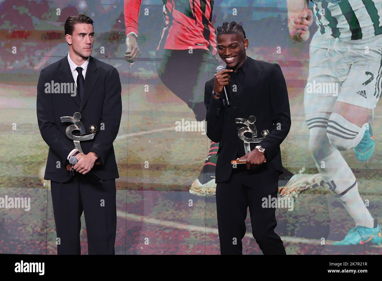 Rafel Leao and Dusan Vlahovic win the award for best forward Serie A ...