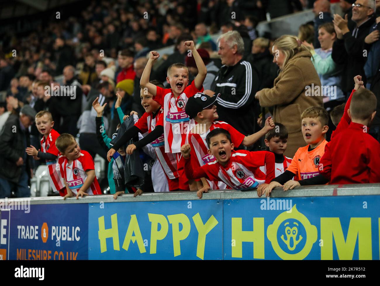 Reading young fans hi-res stock photography and images - Alamy