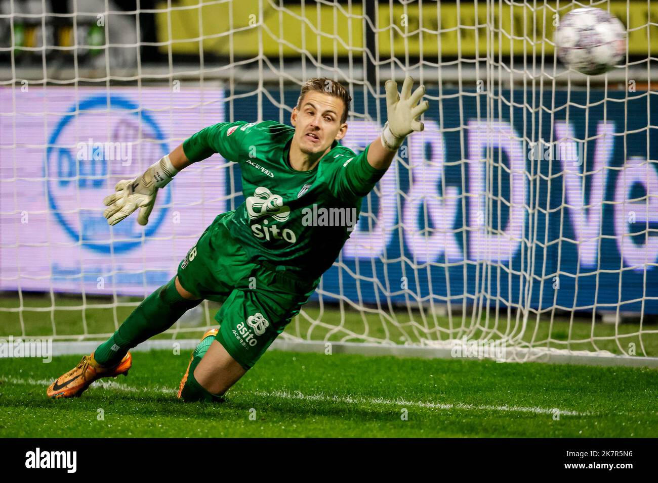KERKRADE, NETHERLANDS - OCTOBER 18: Koen Bucker of Heracles Almelo ...