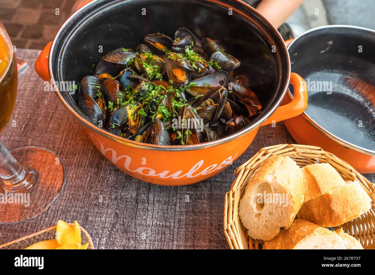 Pot of mussels with bread at a french cafe Stock Photo - Alamy