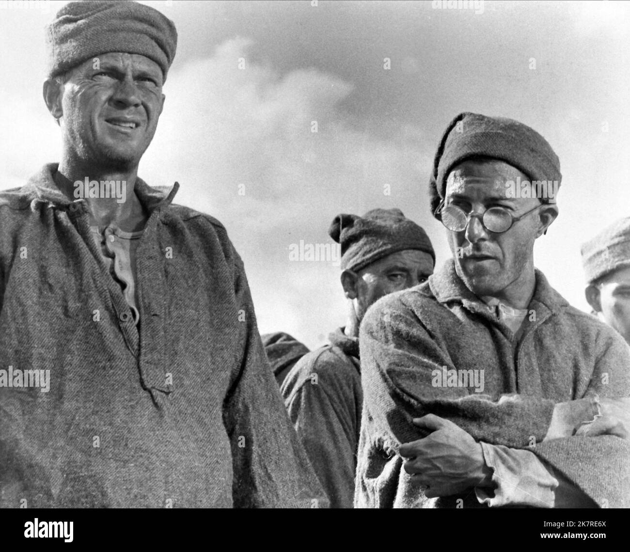 Steve mcqueen dustin hoffman papillon Black and White Stock Photos ...