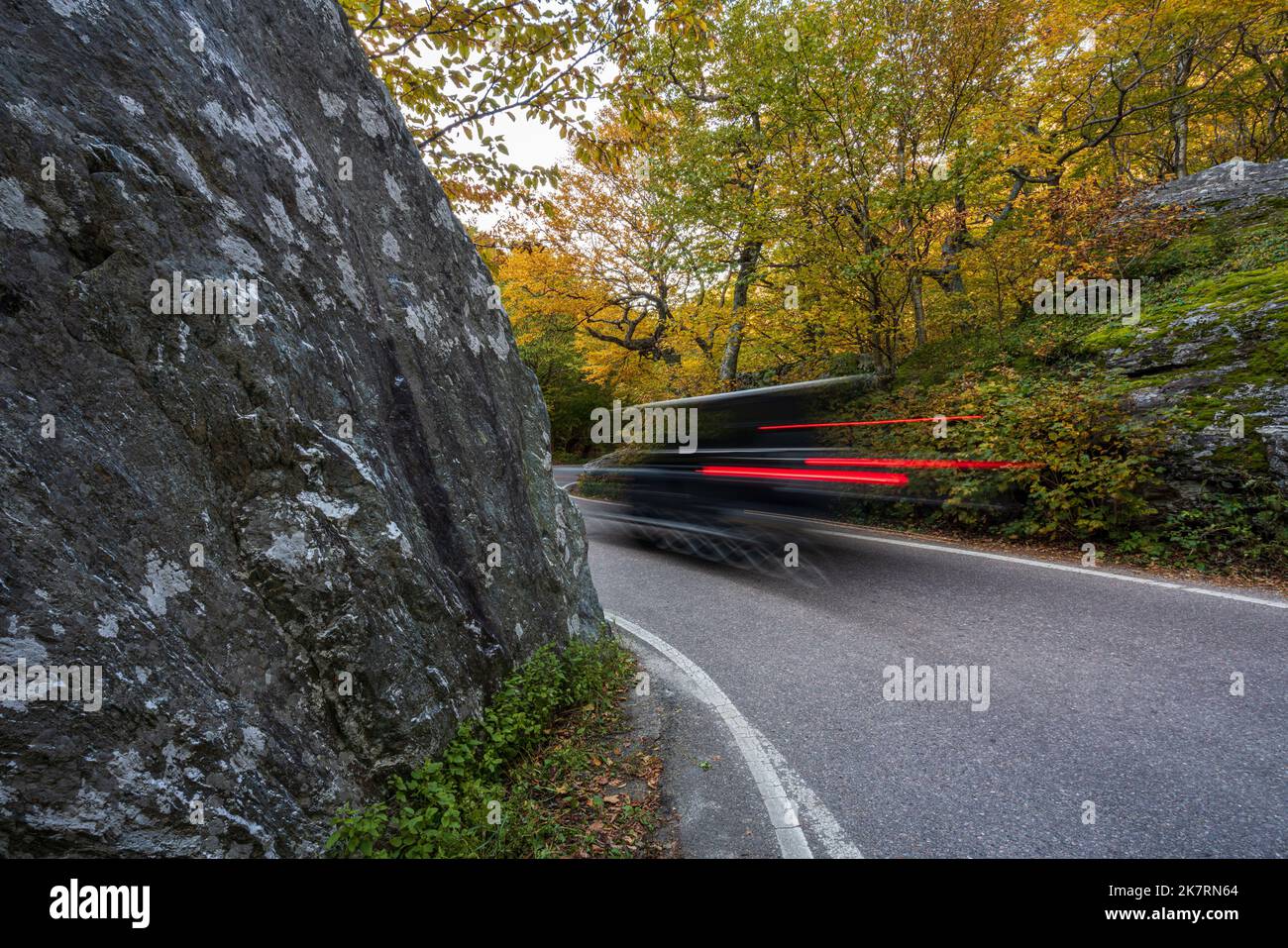 Car takes narrow bend between boulders in Smugglers Notch in the fall ...