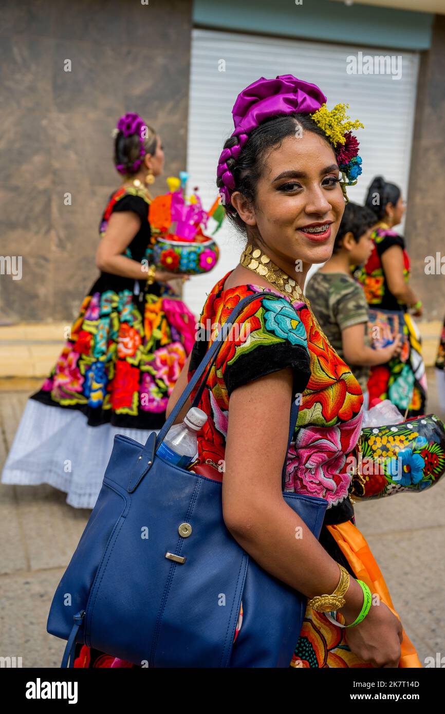 Woman costume oaxaca parade hi-res stock photography and images - Alamy