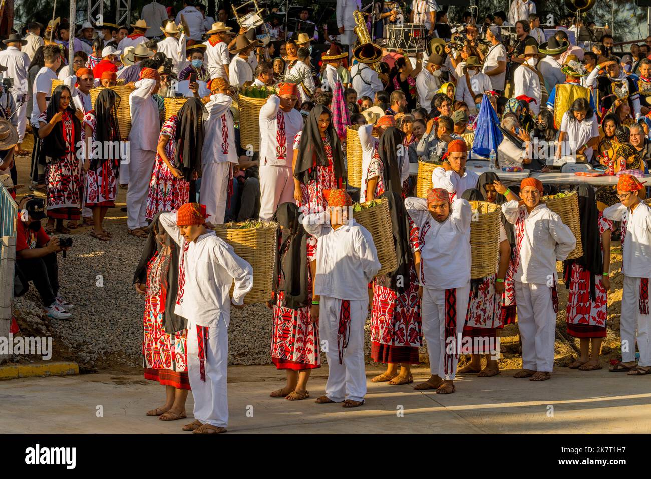 Guelaguetza dancers traditional dance oaxaca costume hi-res stock ...