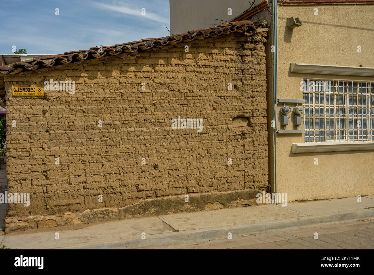 House next to building hi-res stock photography and images - Alamy