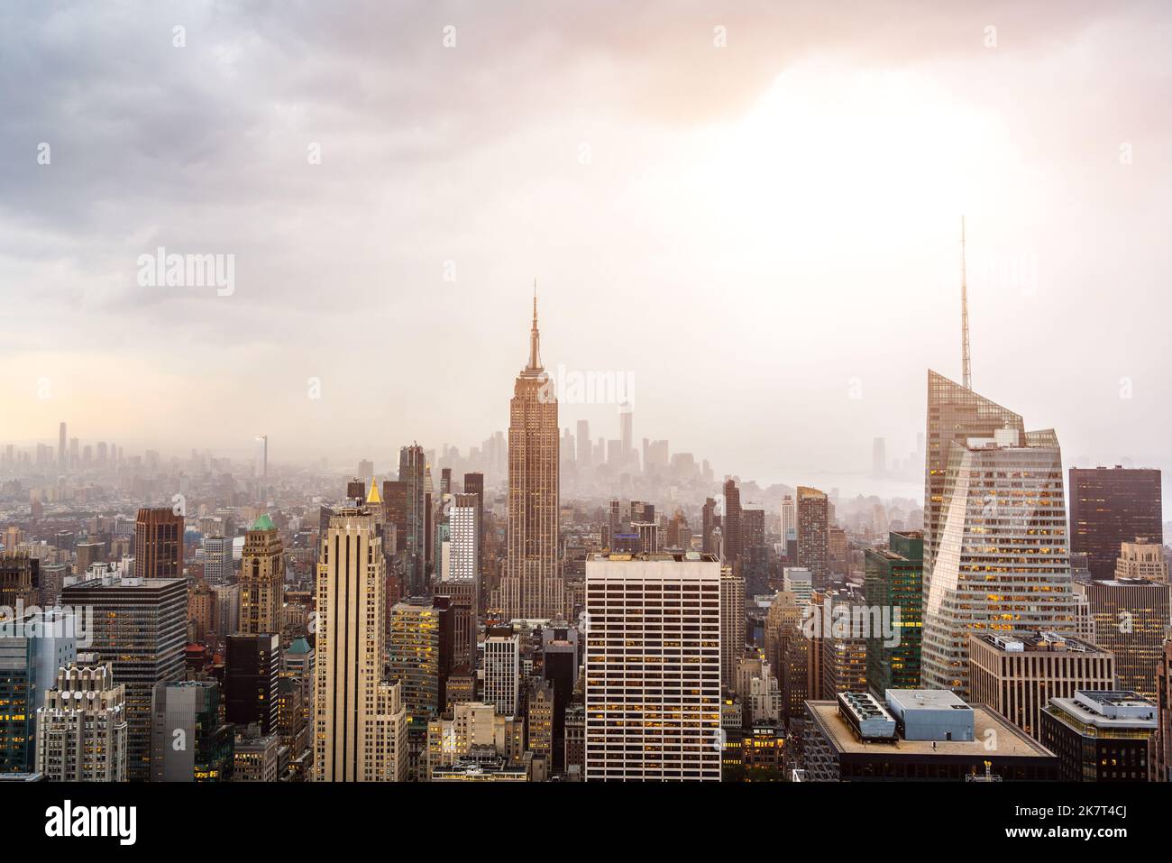 Sunset over midtown Manhattan in the beautiful colors of the setting ...