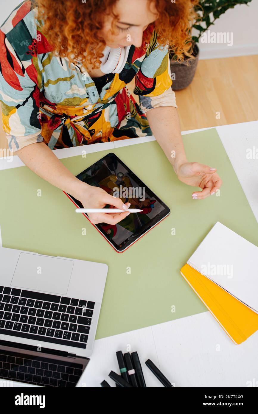 Pretty young lady drawing hi-res stock photography and images - Alamy