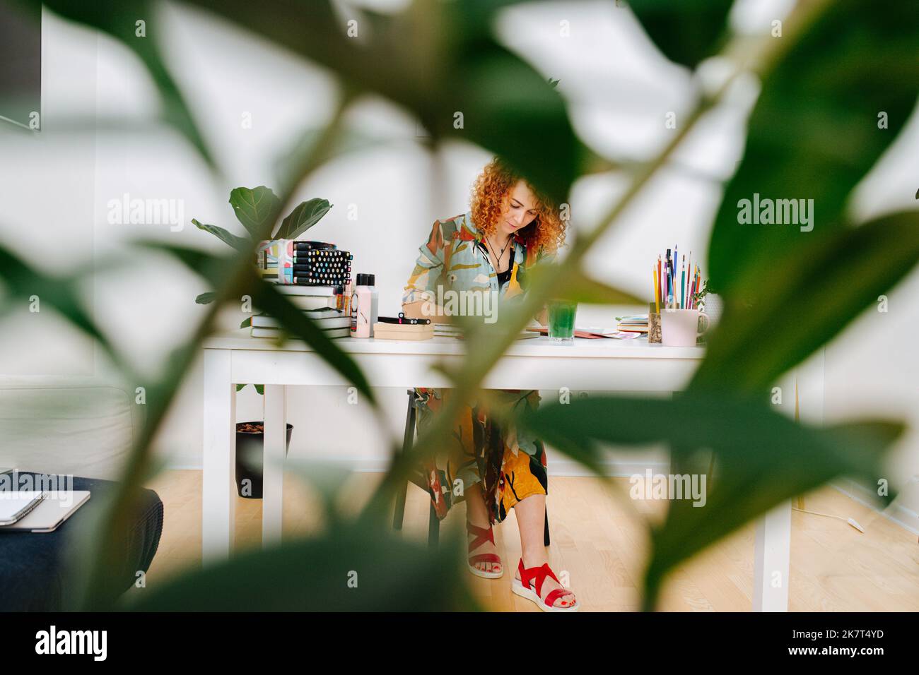 Brush through hair hi-res stock photography and images - Alamy