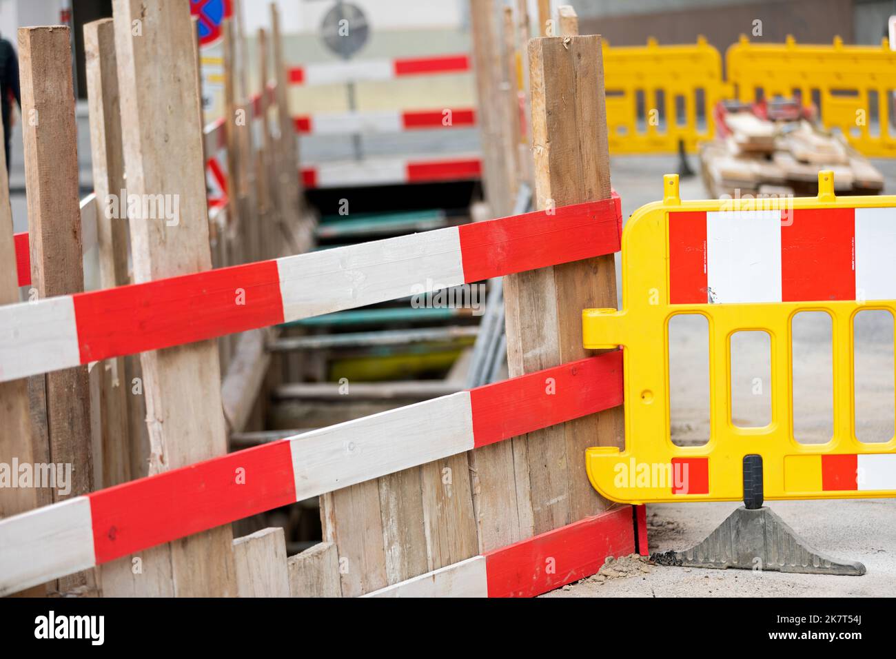 Roadworks, road signsand and barriers, work in progress Stock Photo - Alamy