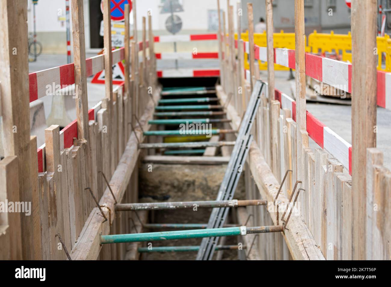 Roadworks, road signsand and barriers, work in progress Stock Photo - Alamy
