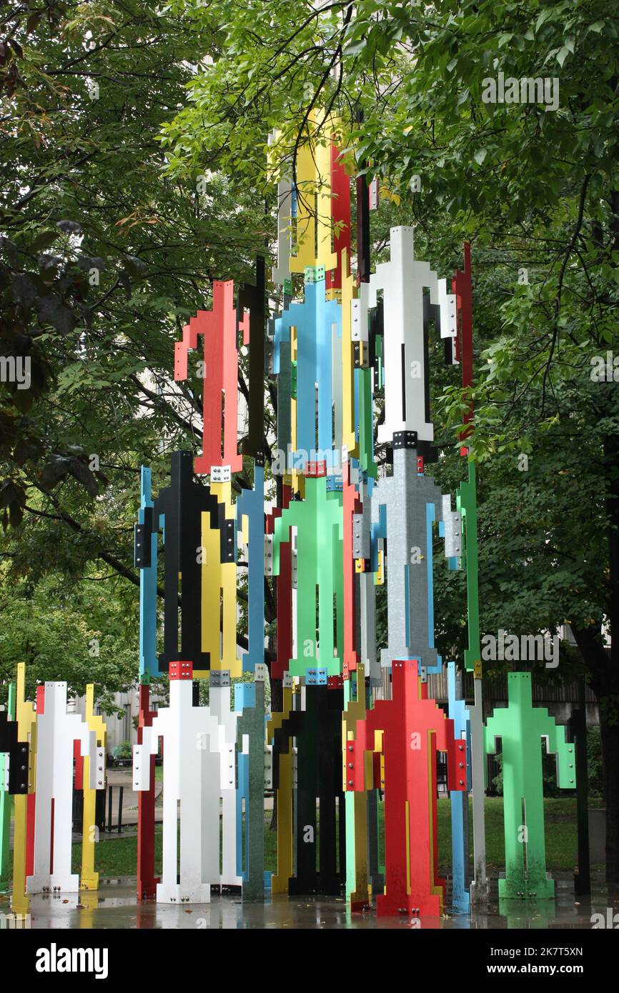 Sculpture of human figures - Balade pour la paix - close to the Roddick ...