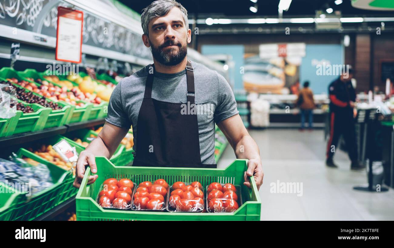 Supermarket salesman salesperson hi-res stock photography and images ...