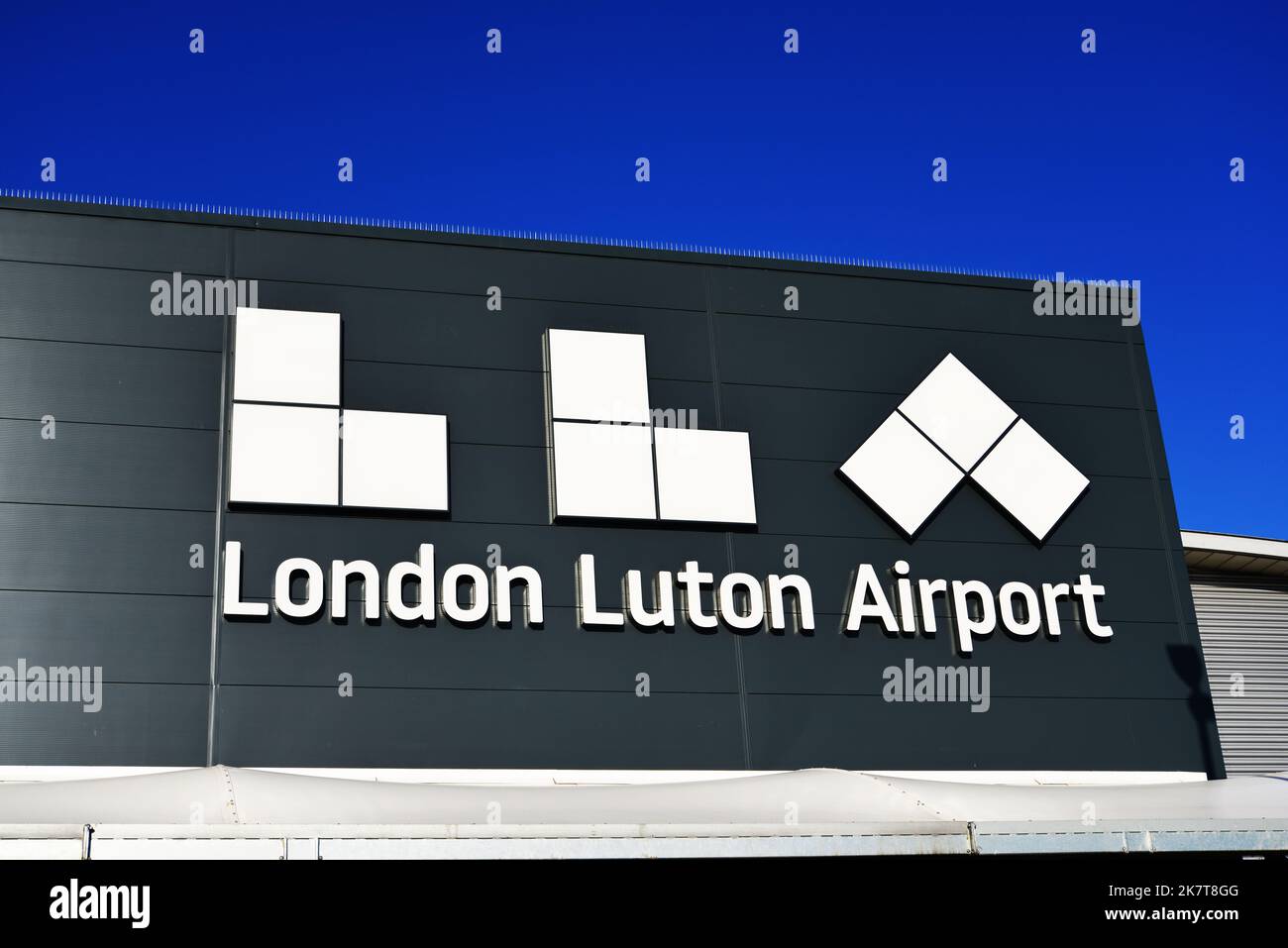 Luton Airport Terminal Stock Photo - Alamy