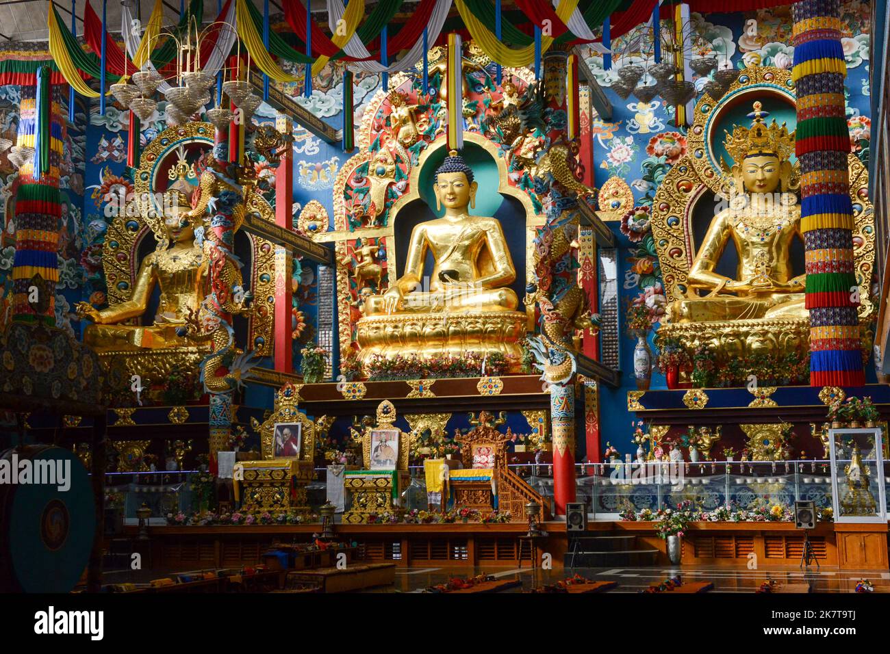 The interior of a Buddhist temple with decorative idols in gold Stock ...