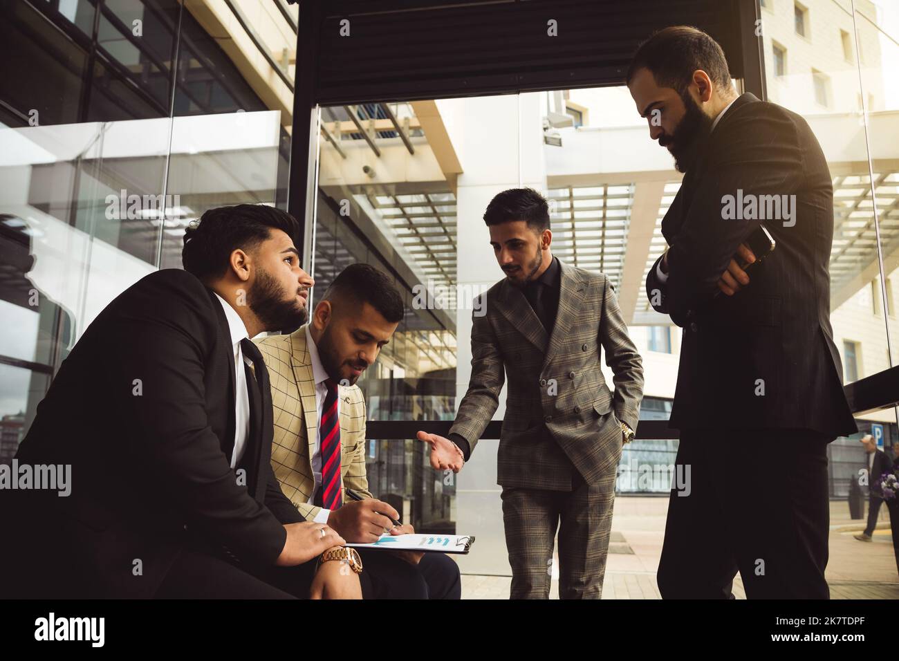 Business partners jointly discuss the difficulties and the ...