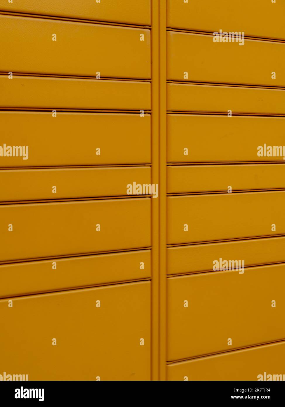 Amazon locker kiosk hi-res stock photography and images - Alamy
