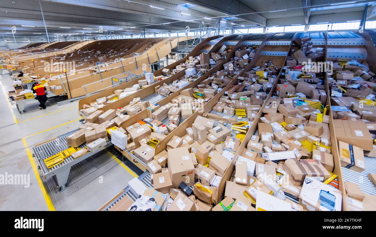 Cologne, Germany. 19th Oct, 2022. Parcel delivery staff sort and put ...