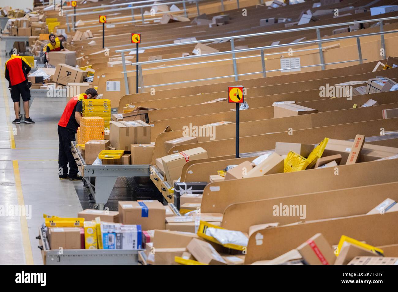 Cologne, Germany. 19th Oct, 2022. Parcel delivery staff sort and put ...