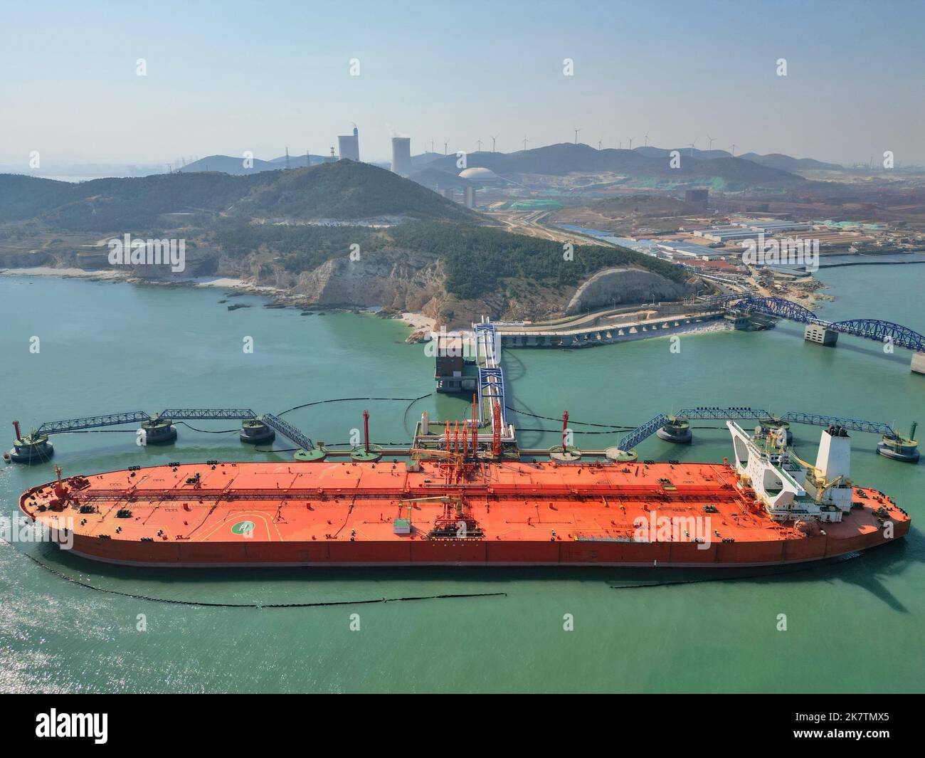 YANTAI, CHINA - OCTOBER 19, 2022 - A tanker offloads oil through a ...