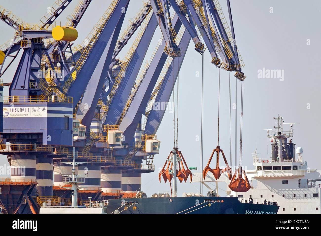 YANTAI, CHINA - OCTOBER 19, 2022 - A ship unloader offloads iron ore at ...