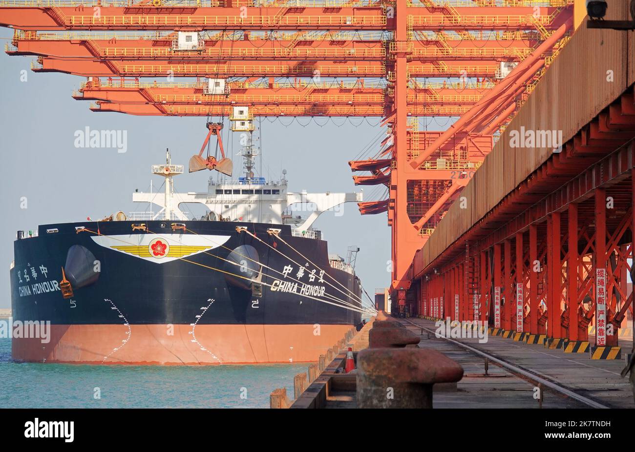YANTAI, CHINA - OCTOBER 19, 2022 - A ship unloader offloads iron ore at ...