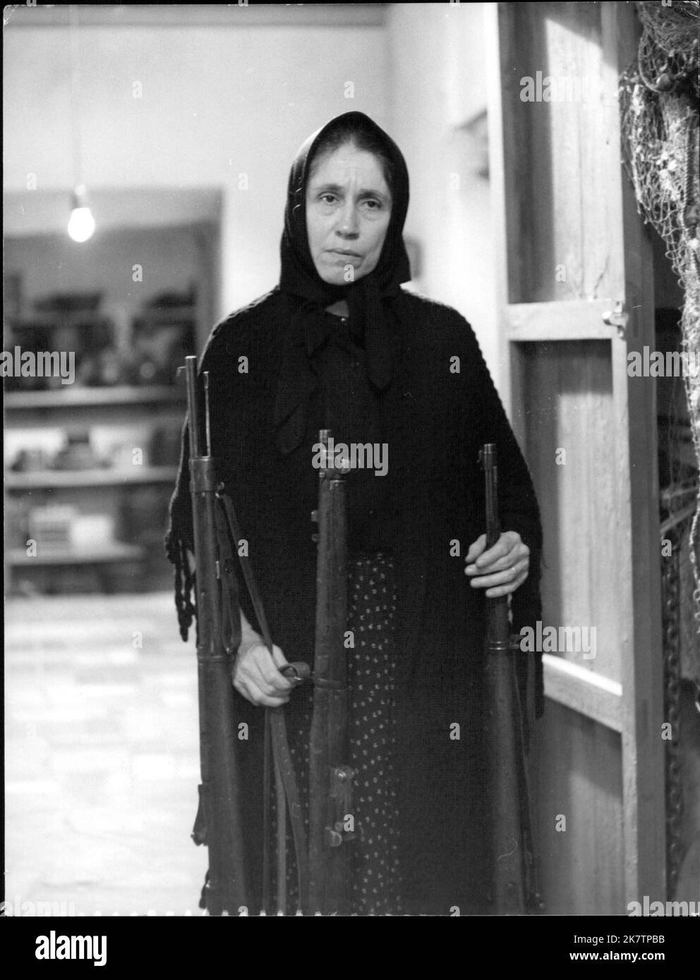 Die Gewehre der Frau Carrar (1975) - Teresa Carrar (Hanne Hiob) hat den ...