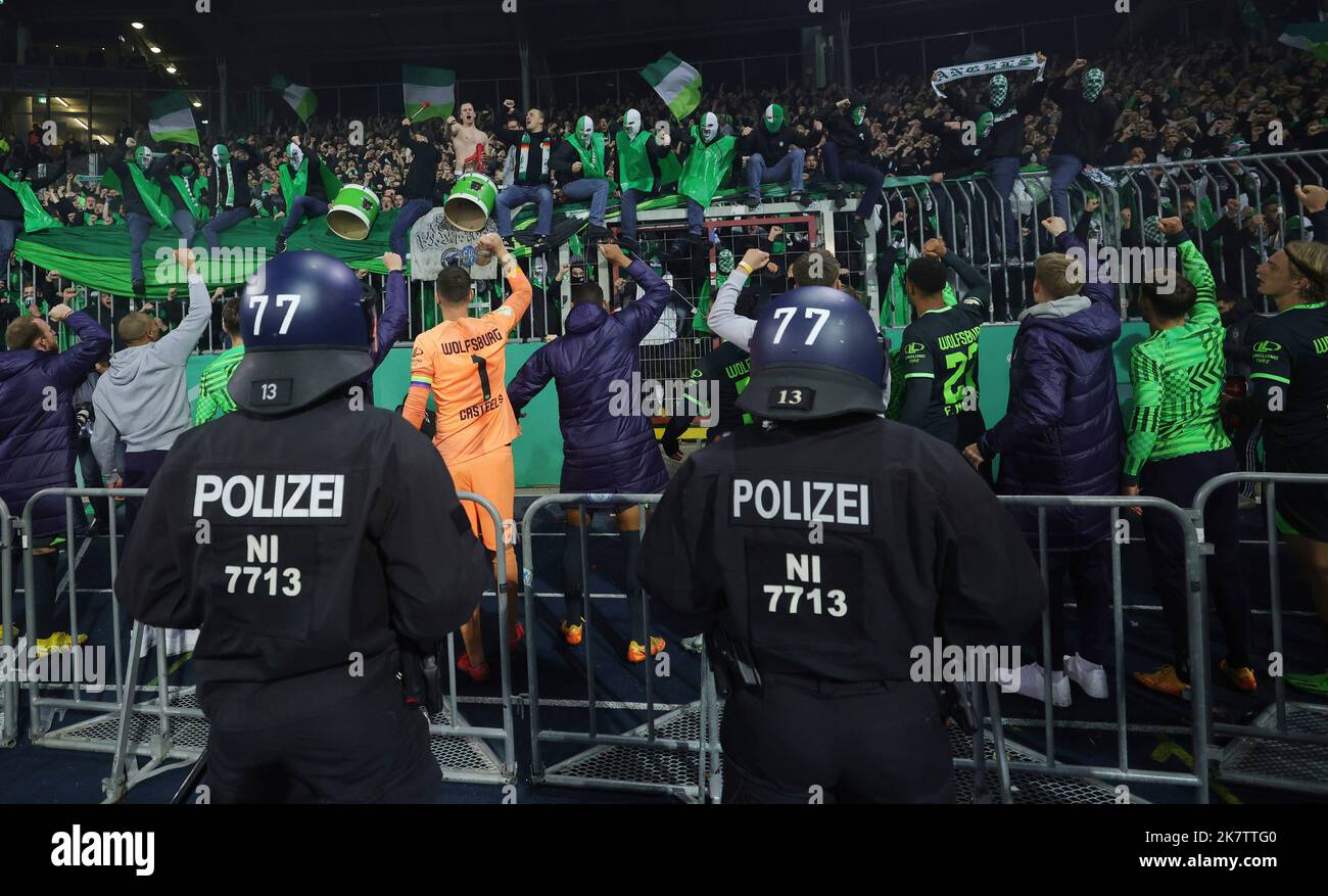 Football fans police 2022 hi-res stock photography and images - Alamy