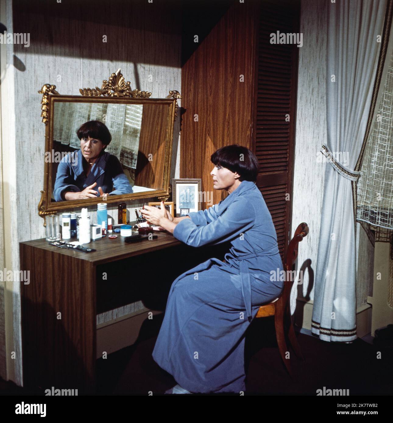 Frau spiegel mann hi-res stock photography and images - Alamy