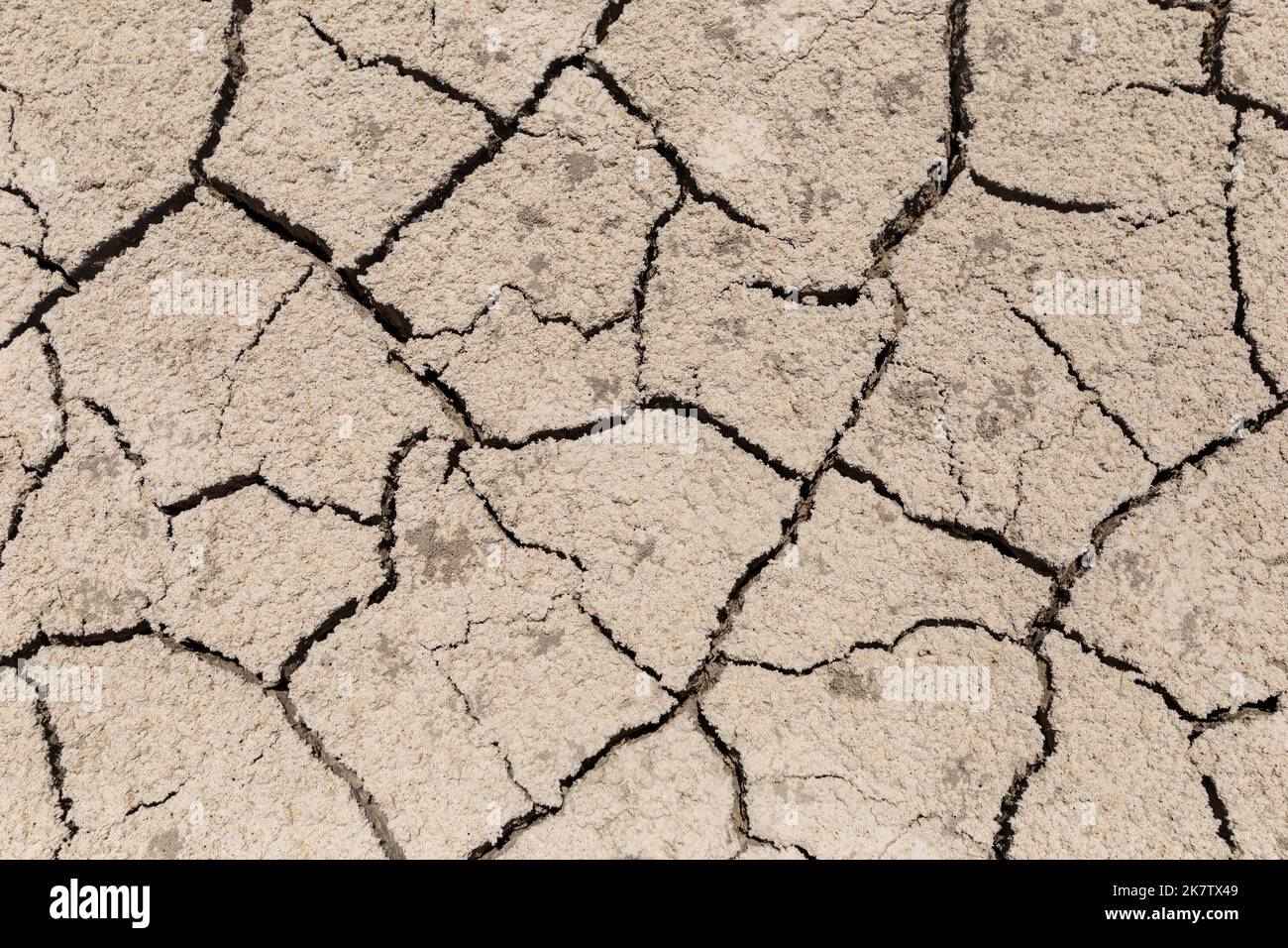 Dry soil in lake hi-res stock photography and images - Alamy
