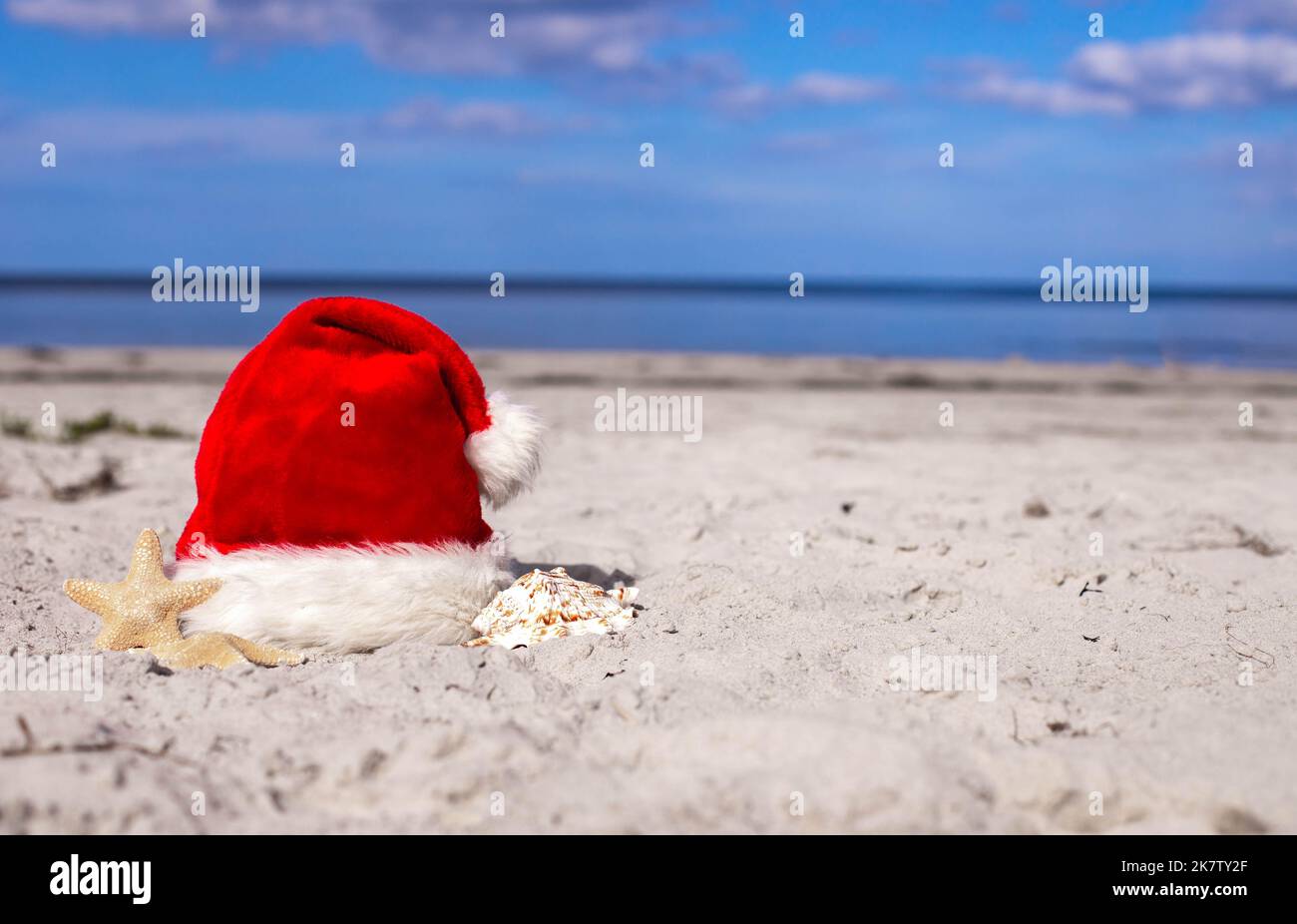 Santa Claus hat and starfish on the beach Stock Photo - Alamy