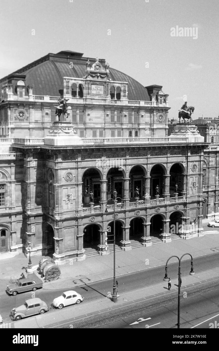 Die Wiener Staatsoper an der Ringstraße, um 1962. Vienna State Opera on ...