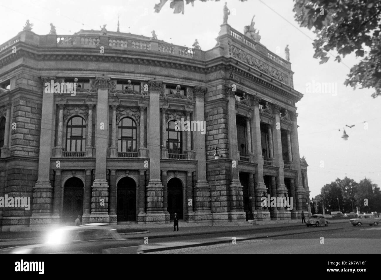 Das Burgtheater an der Ringstraße in Wien, um 1962. The Court Theater ...