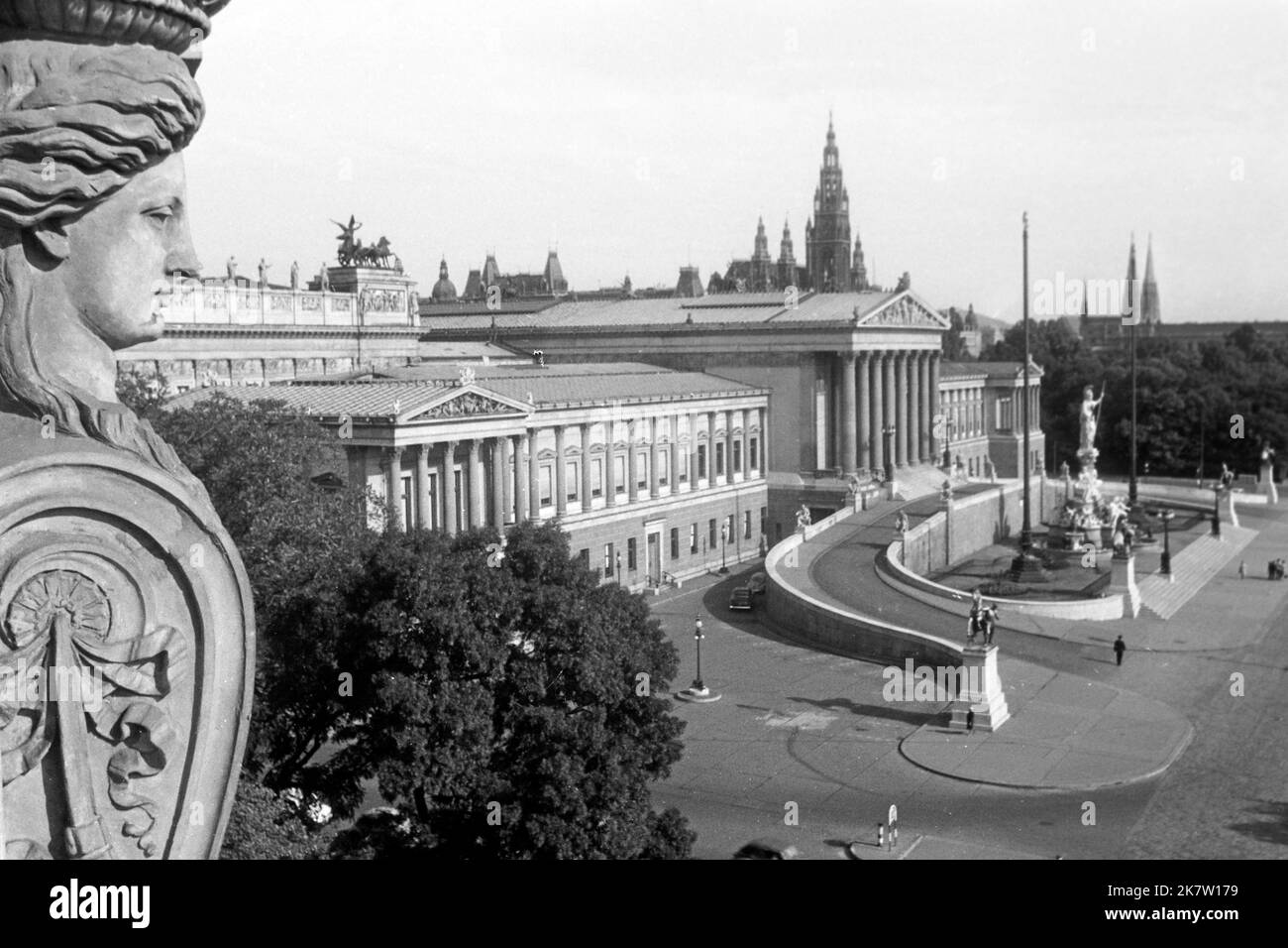 Blick auf das österreichische Parlament an der Ringstraße in Wien, um ...