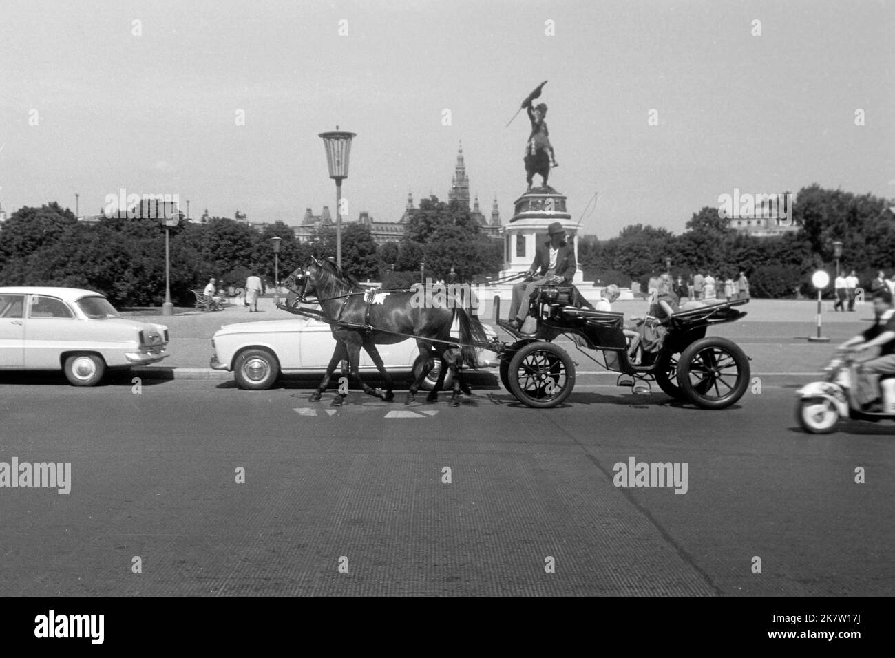 Droschkenfahrt in Wien mit Erzherzog Karl-Reiterstatue, um 1962 ...