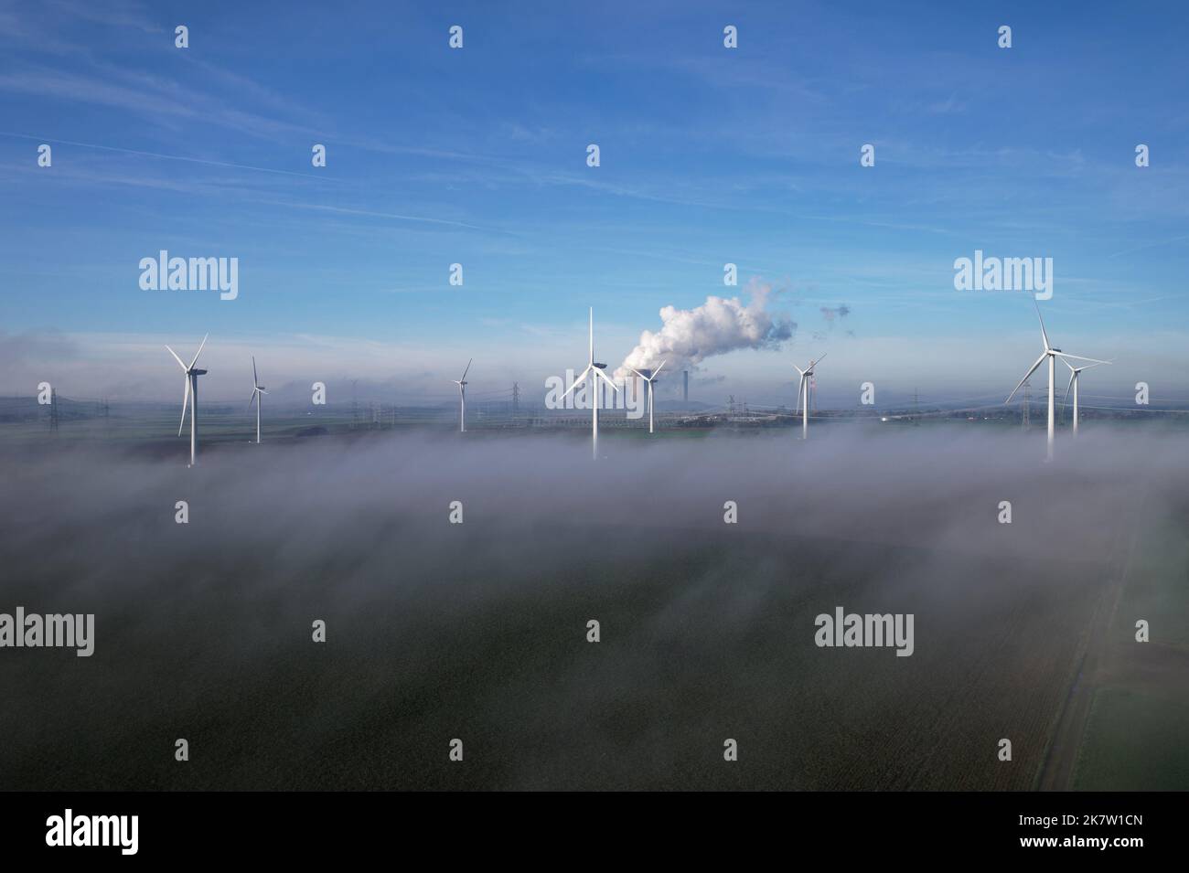 19 October 2022, North Rhine-Westphalia, Bergheim: Wind turbines stand ...