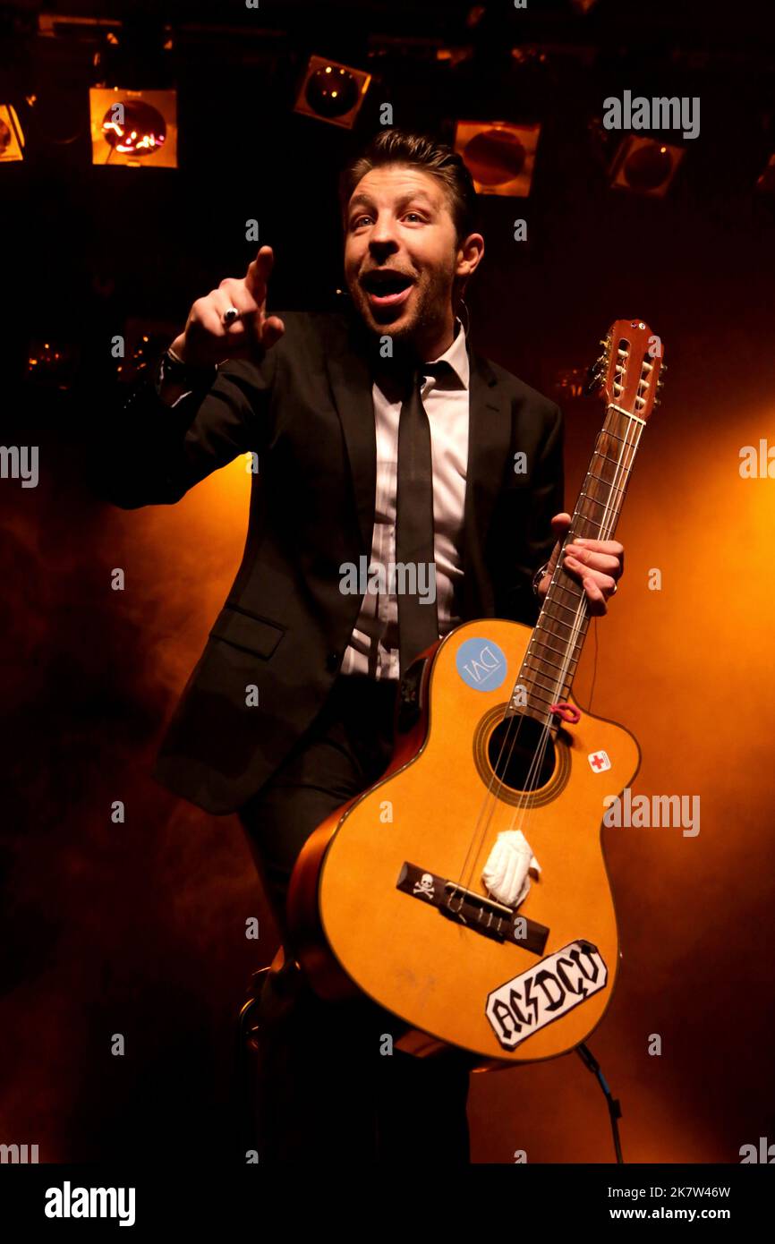 Homme avec une guitare hi-res stock photography and images - Alamy